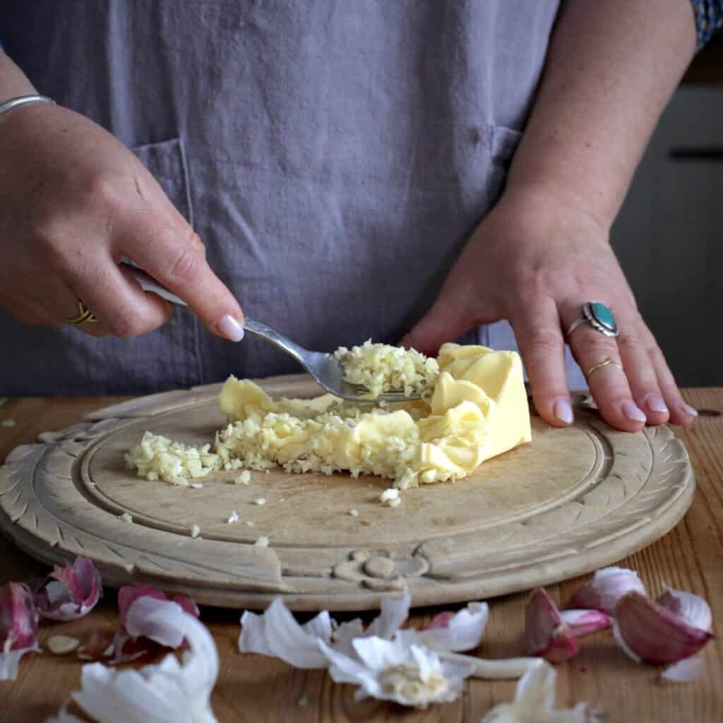 Garlic Hedgehog Bread - the pull apart loaf for sharing! - The Hedgecombers