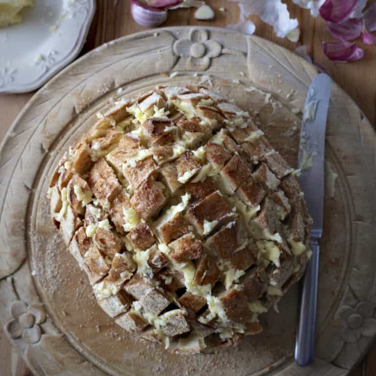 Garlic Hedgehog Bread - the pull apart loaf for sharing! - The Hedgecombers